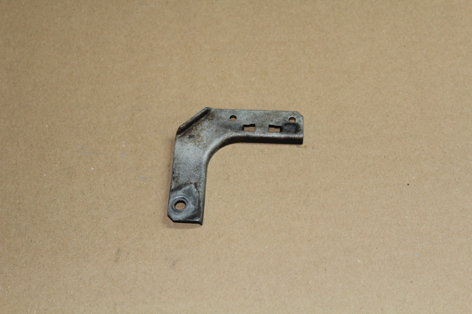 Halter für Zündkabel am Ventildeckel - Wagner Armeefahrzeuge